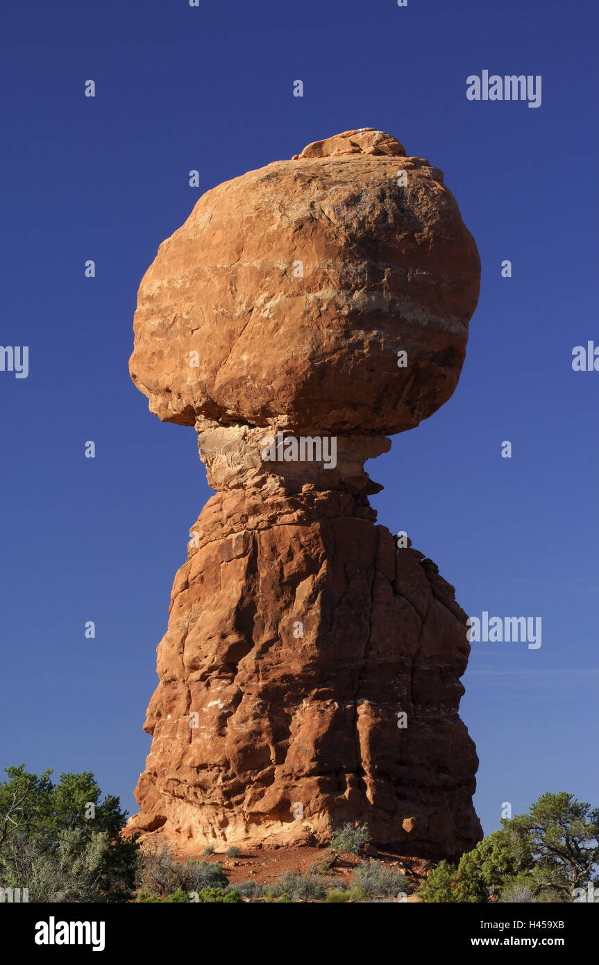 Balanced rock sculpture hi-res stock photography and images - Alamy
