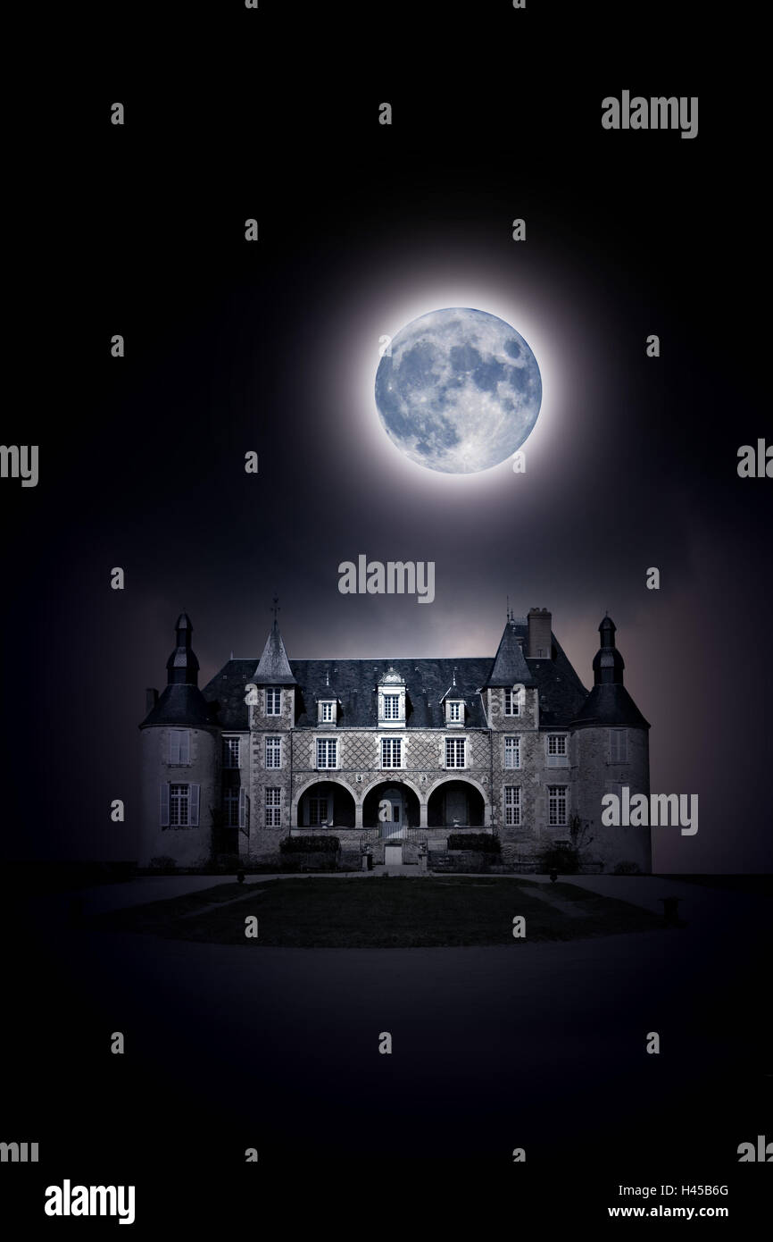 Castle full moon hi-res stock photography and images - Alamy