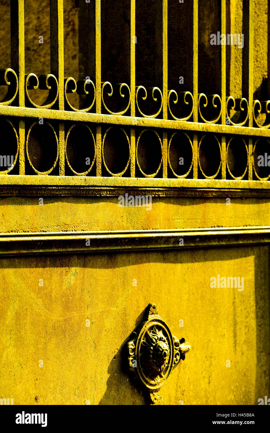 Yellow detail gate hi-res stock photography and images - Alamy