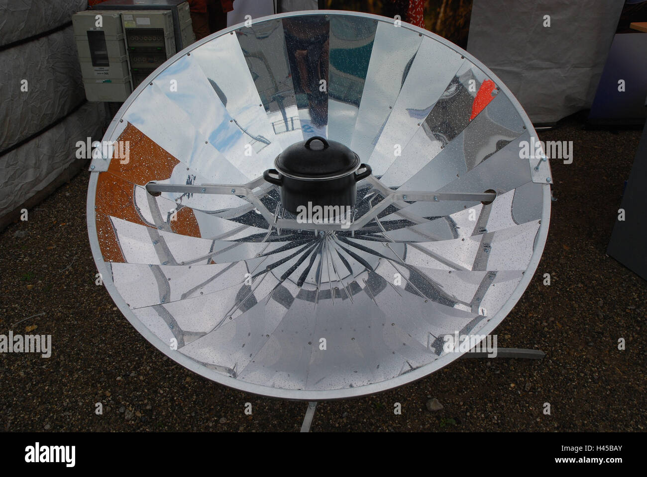 Solar cooker hi-res stock photography and images - Alamy