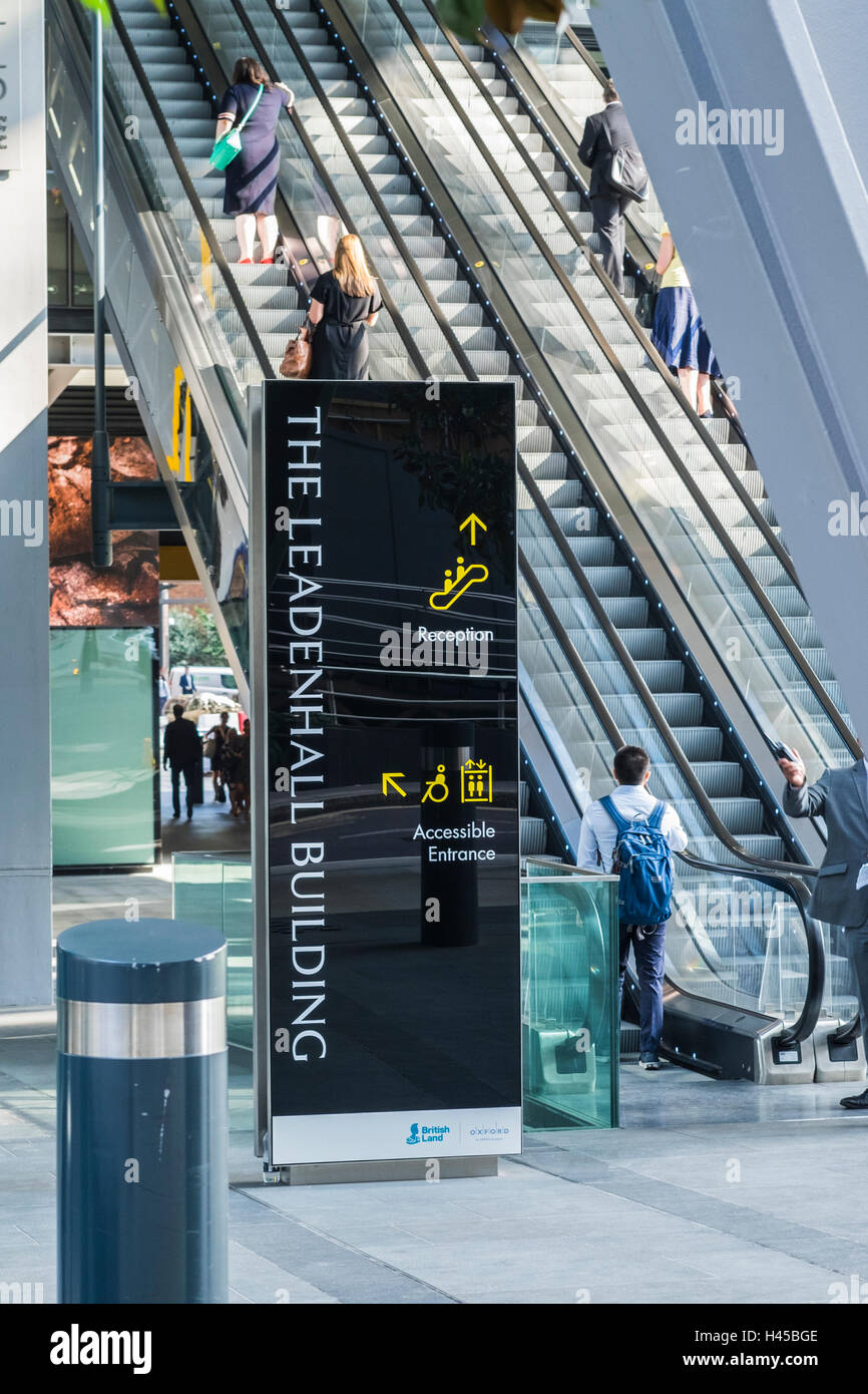 Leadenhall building centre aon centre hi-res stock photography and ...