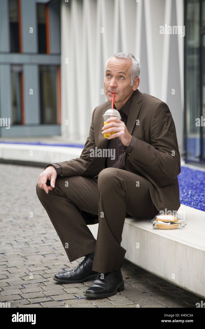 Lunch break, midday food, businessman, inner courtyard, sit Stock Photo ...