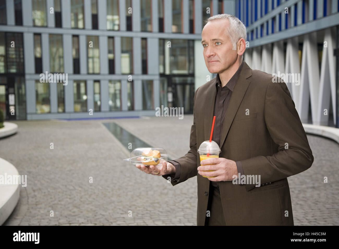 Lunch break, midday food, businessman, inner courtyard Stock Photo - Alamy