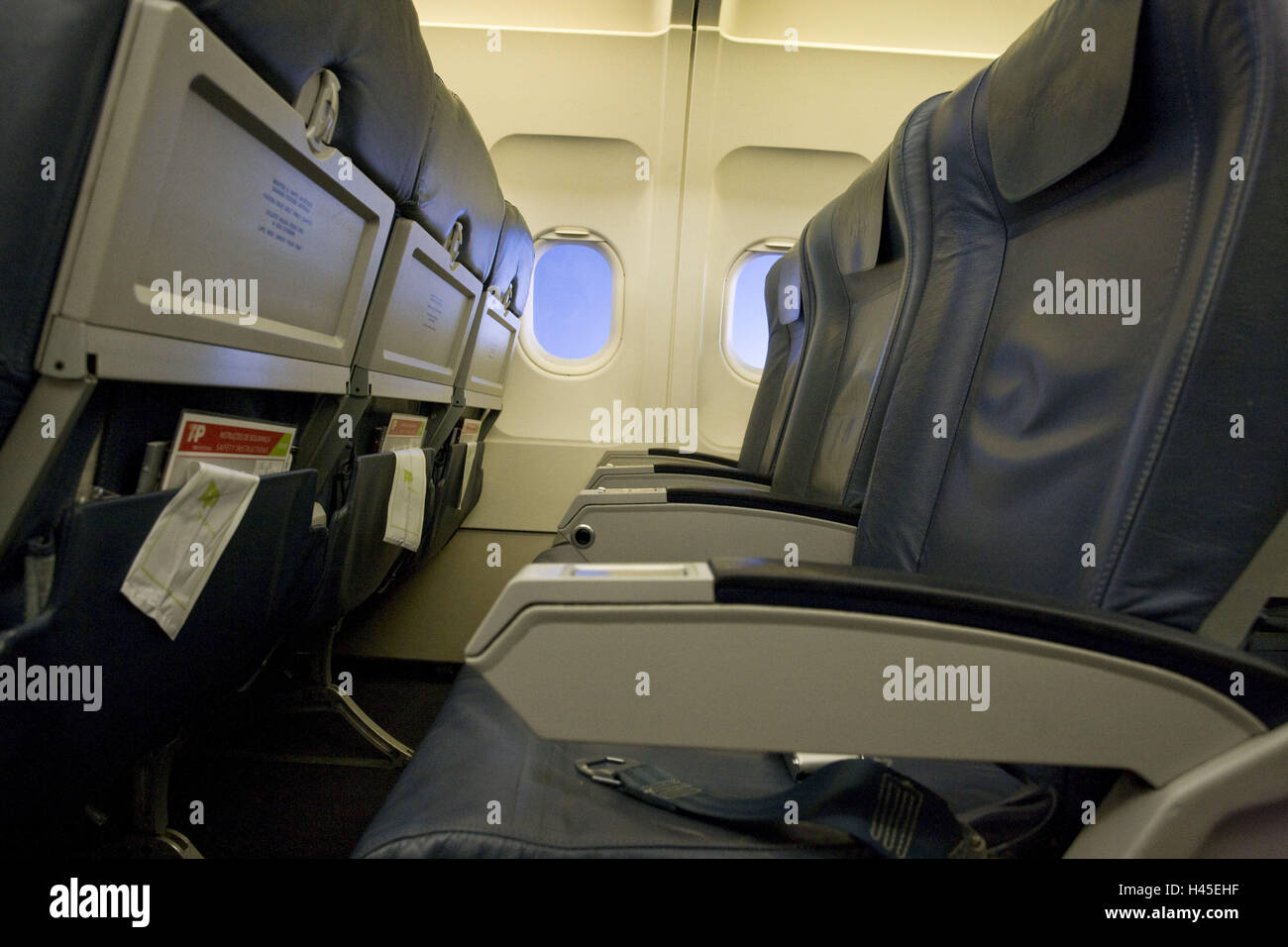 Airplane row seats hi-res stock photography and images - Alamy