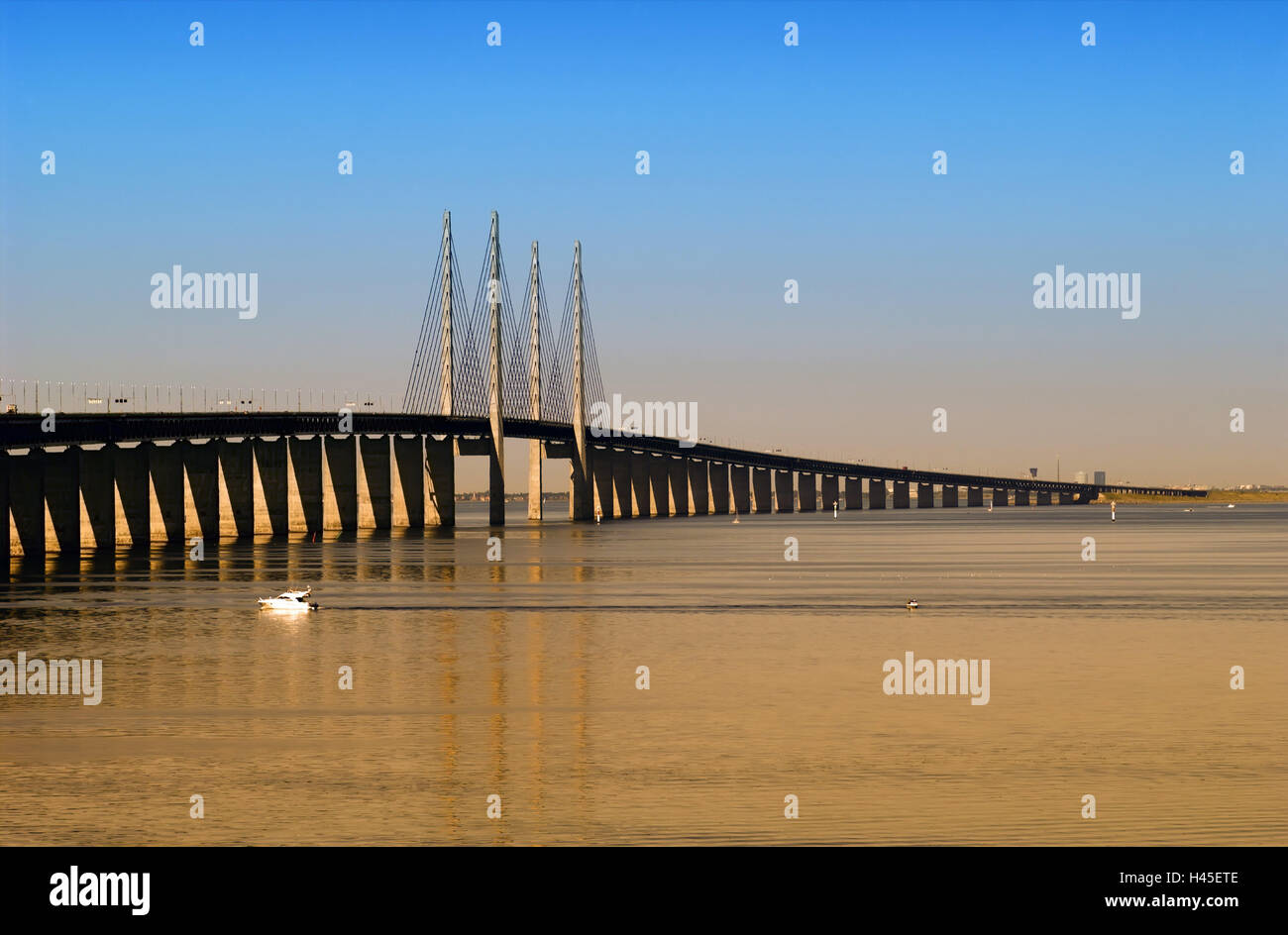 Pillar bridge hi-res stock photography and images - Alamy