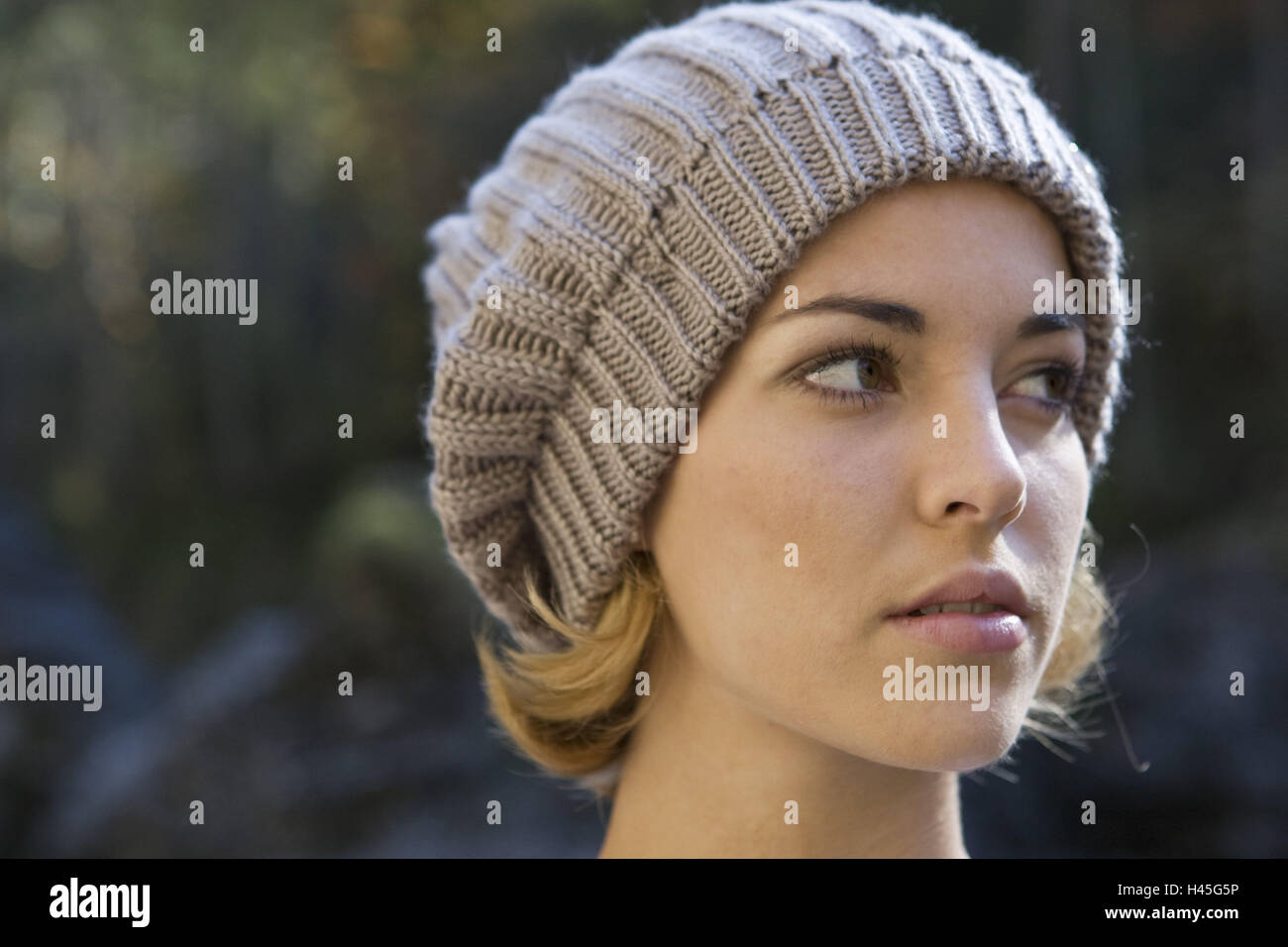 Woman, young, wool cap, head, view side view Stock Photo - Alamy