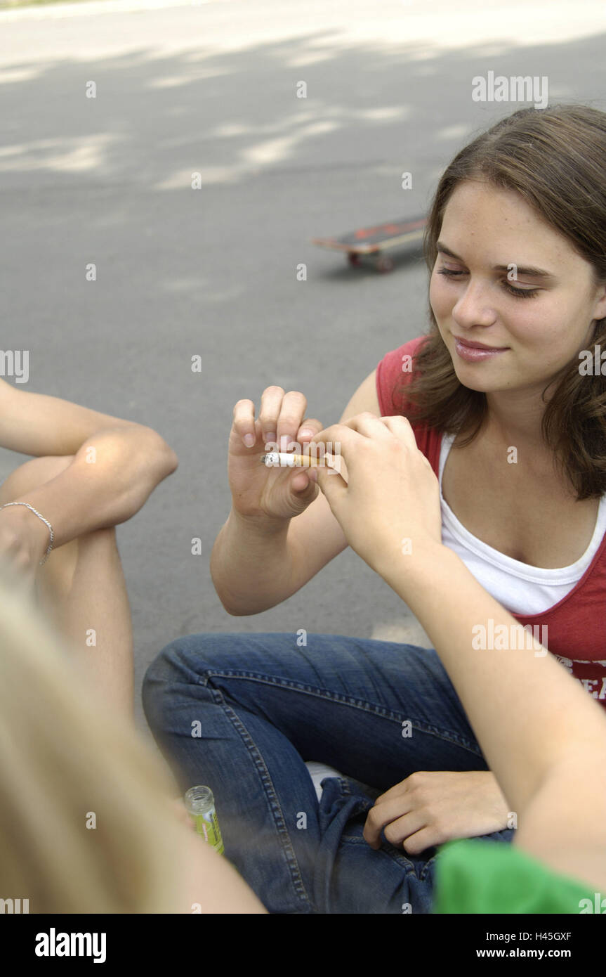 Teenagers, smoke, cigarette, offer, close-up, detail Stock Photo - Alamy
