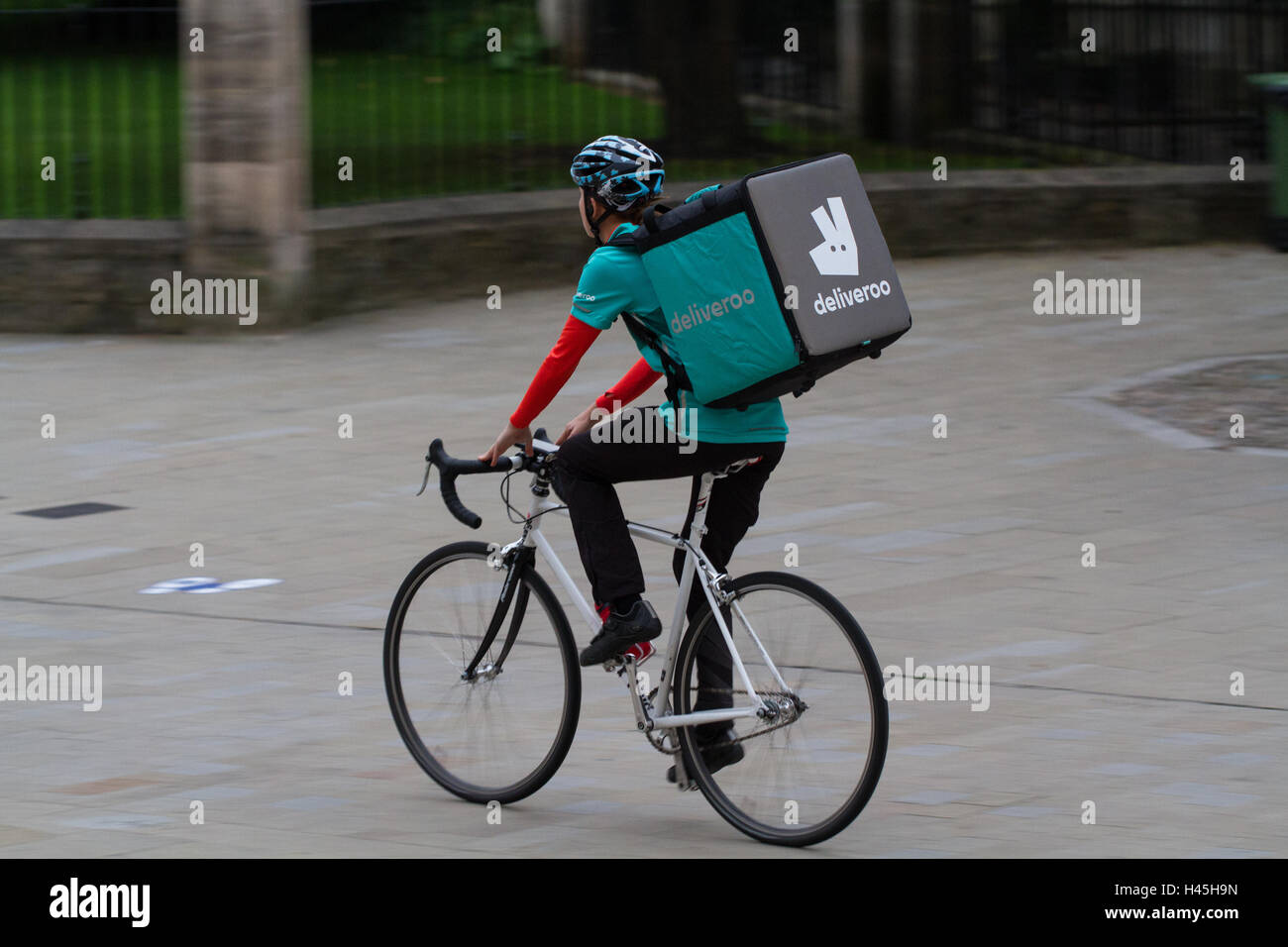 Deliveroo cyclist hi-res stock photography and images - Alamy