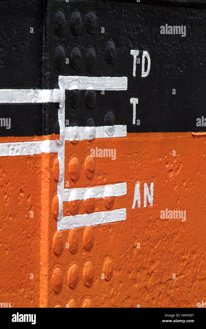 Ship hull marking hi-res stock photography and images - Alamy