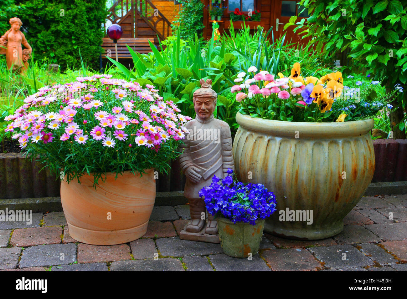 Garden figures hi-res stock photography and images - Alamy