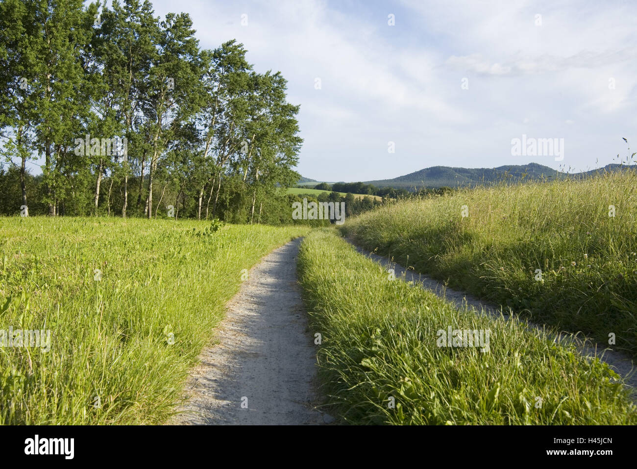 Footpath to village hi-res stock photography and images - Alamy