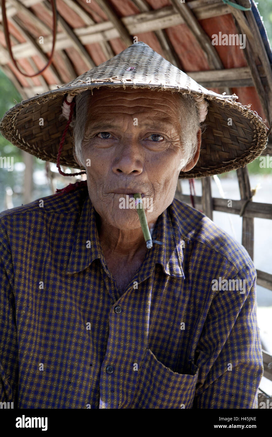 Myanmar, smoking Burmese Stock Photo - Alamy