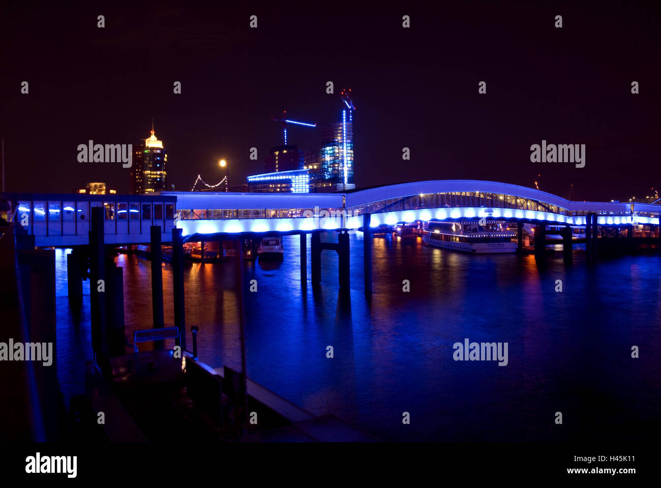 Landungsbrucken jetty night hi-res stock photography and images - Alamy