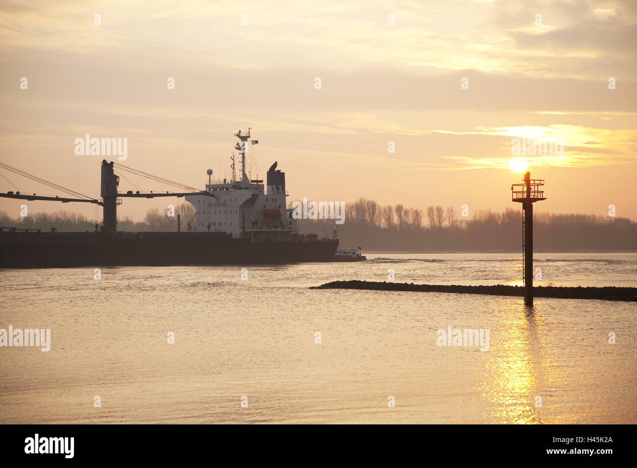 Hamburg, the Elbe, ship Stock Photo - Alamy