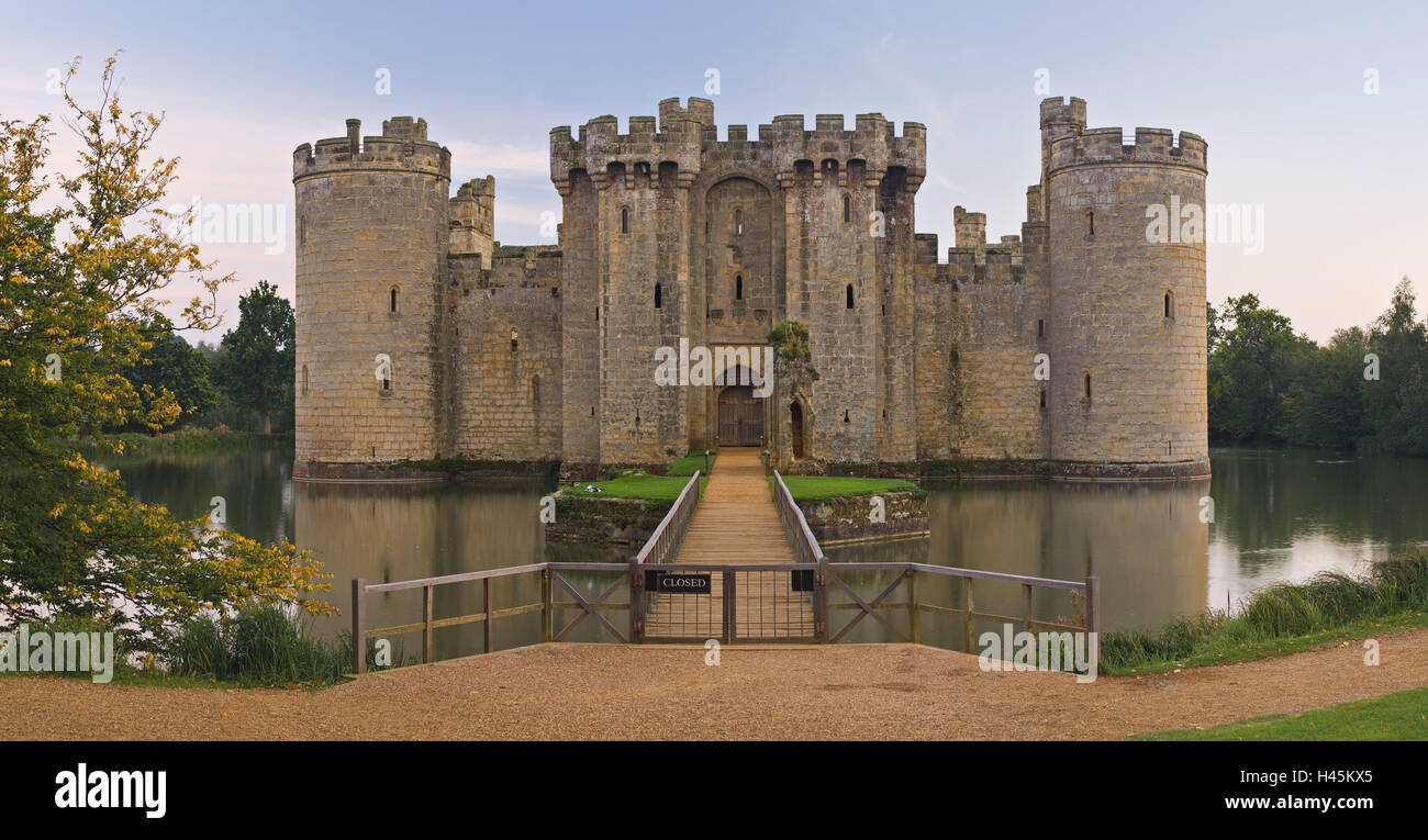 UK, England, East Sussex, Bodiam Castle, bridge Stock Photo - Alamy