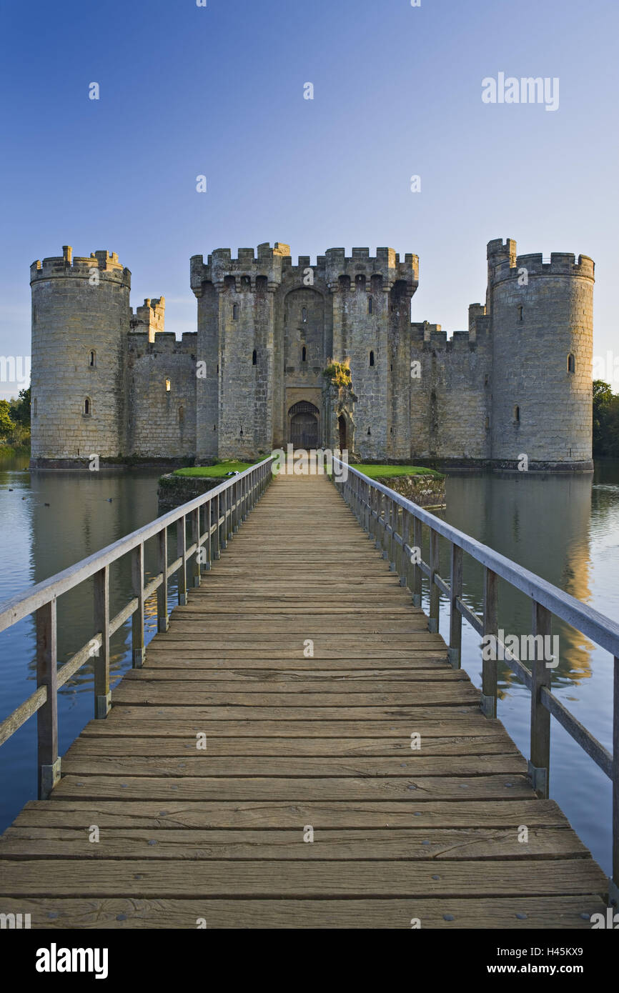 UK, England, East Sussex, Bodiam Castle, bridge Stock Photo - Alamy