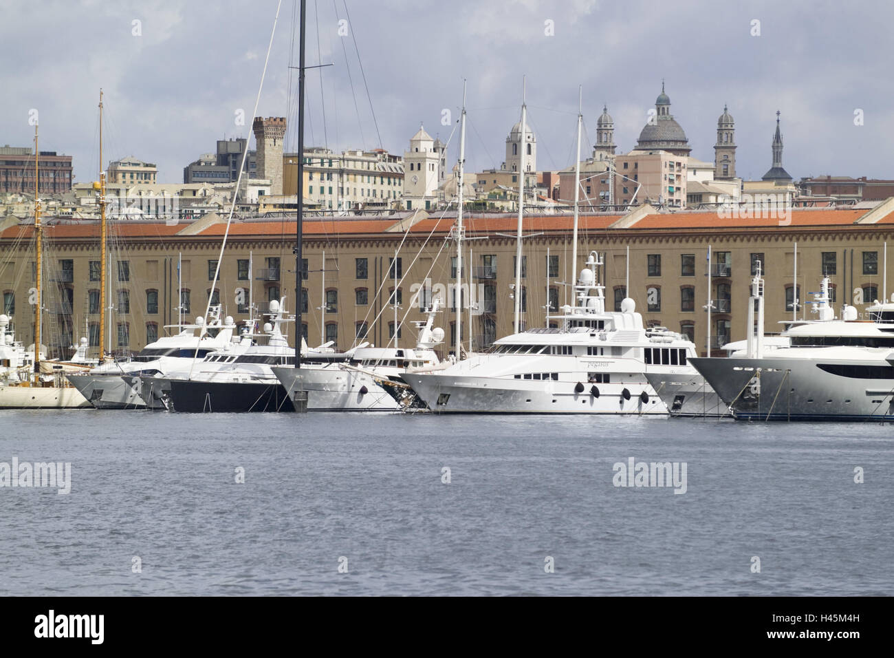 Genoa ships hi-res stock photography and images - Alamy