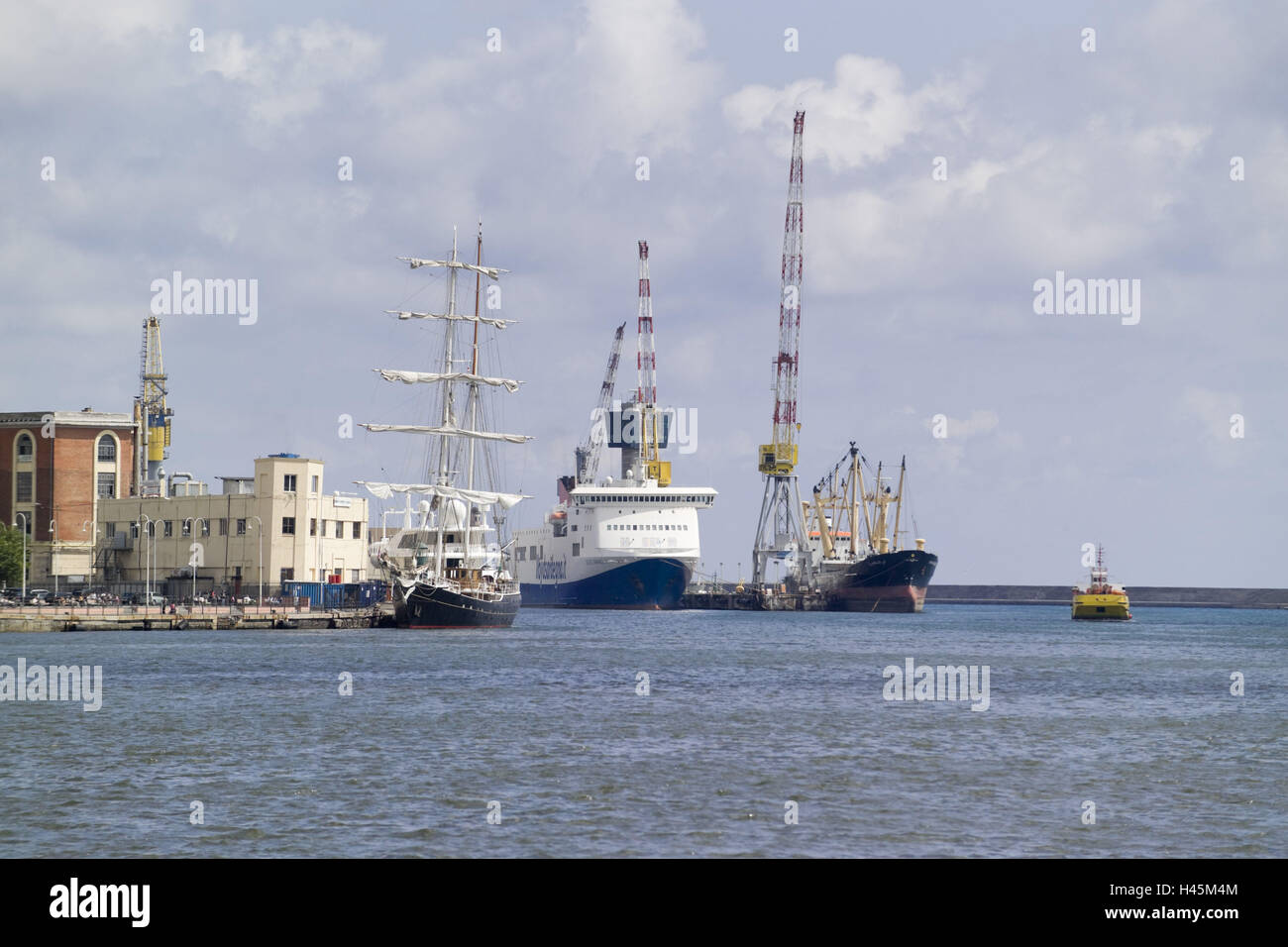 Genoa harbour italy hi-res stock photography and images - Alamy