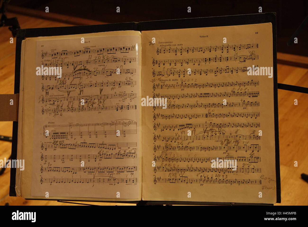 Music score book hi-res stock photography and images - Alamy