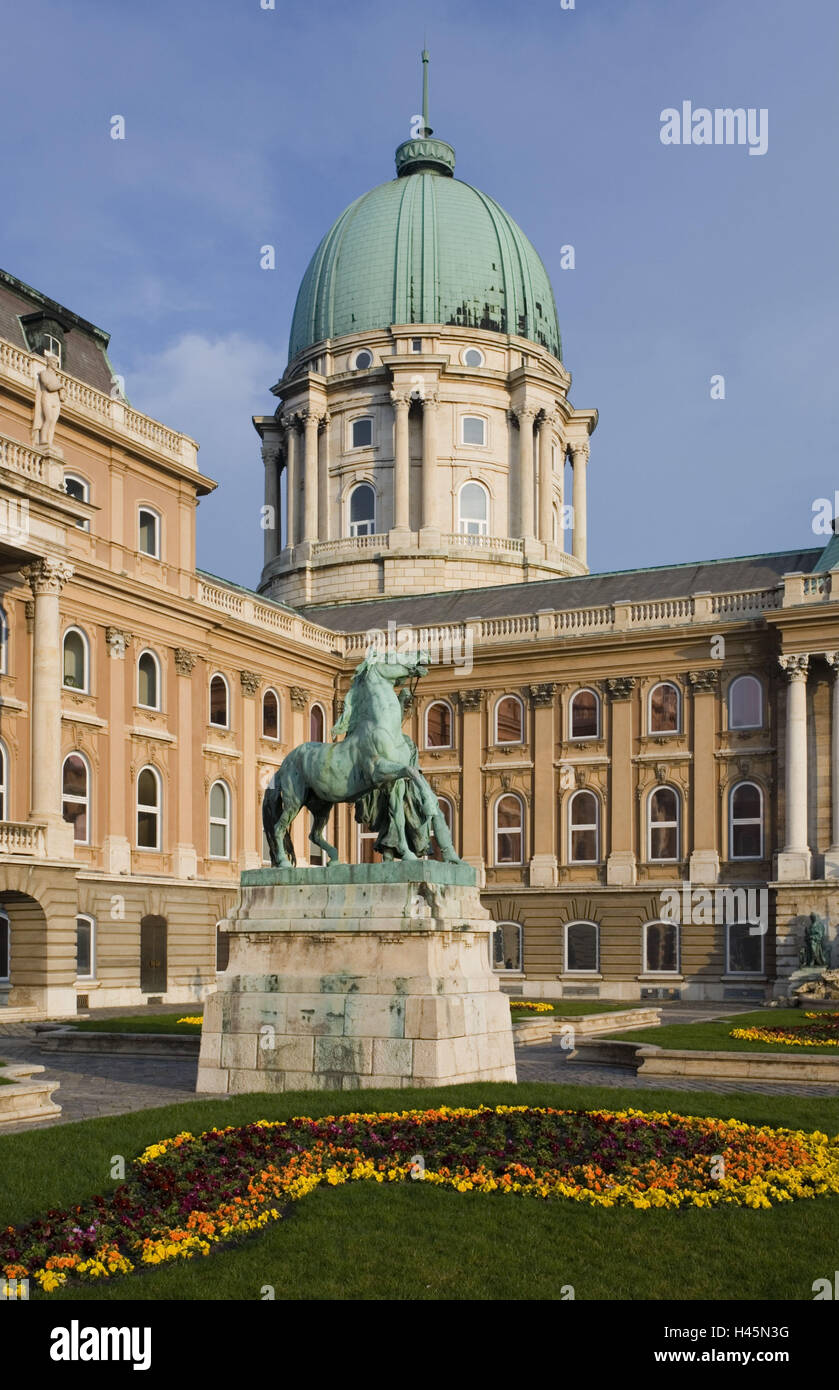 Statue budapest palace hi-res stock photography and images - Alamy