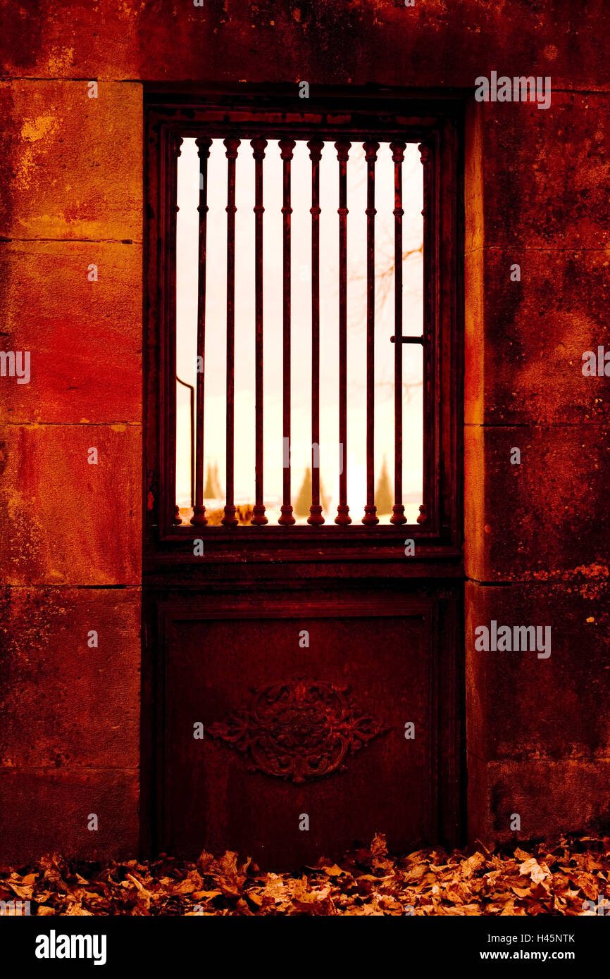 Iron door castle door hi-res stock photography and images - Alamy