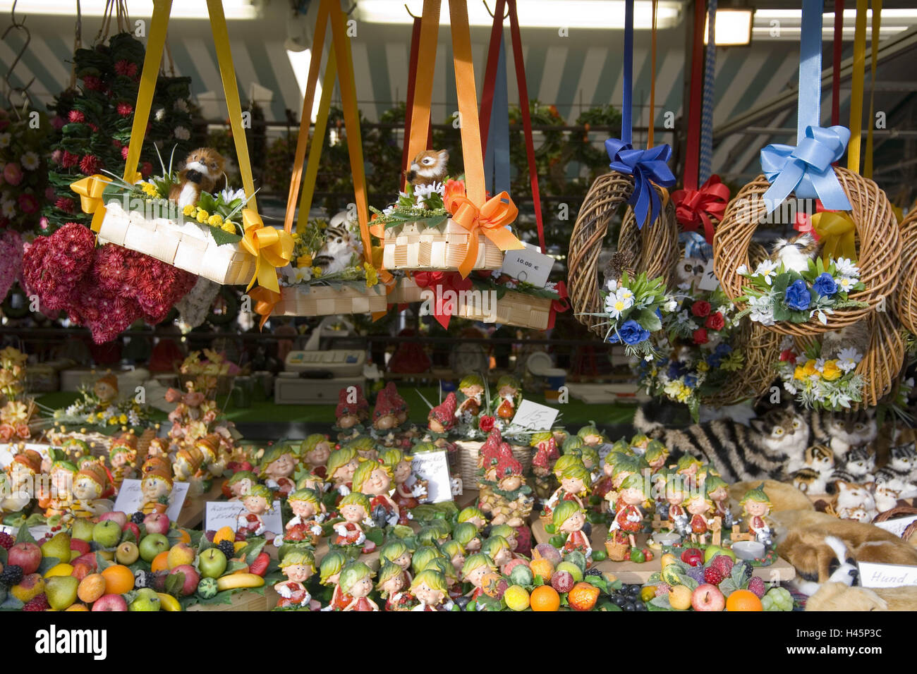 Market stall, figures, decoration objects Stock Photo - Alamy