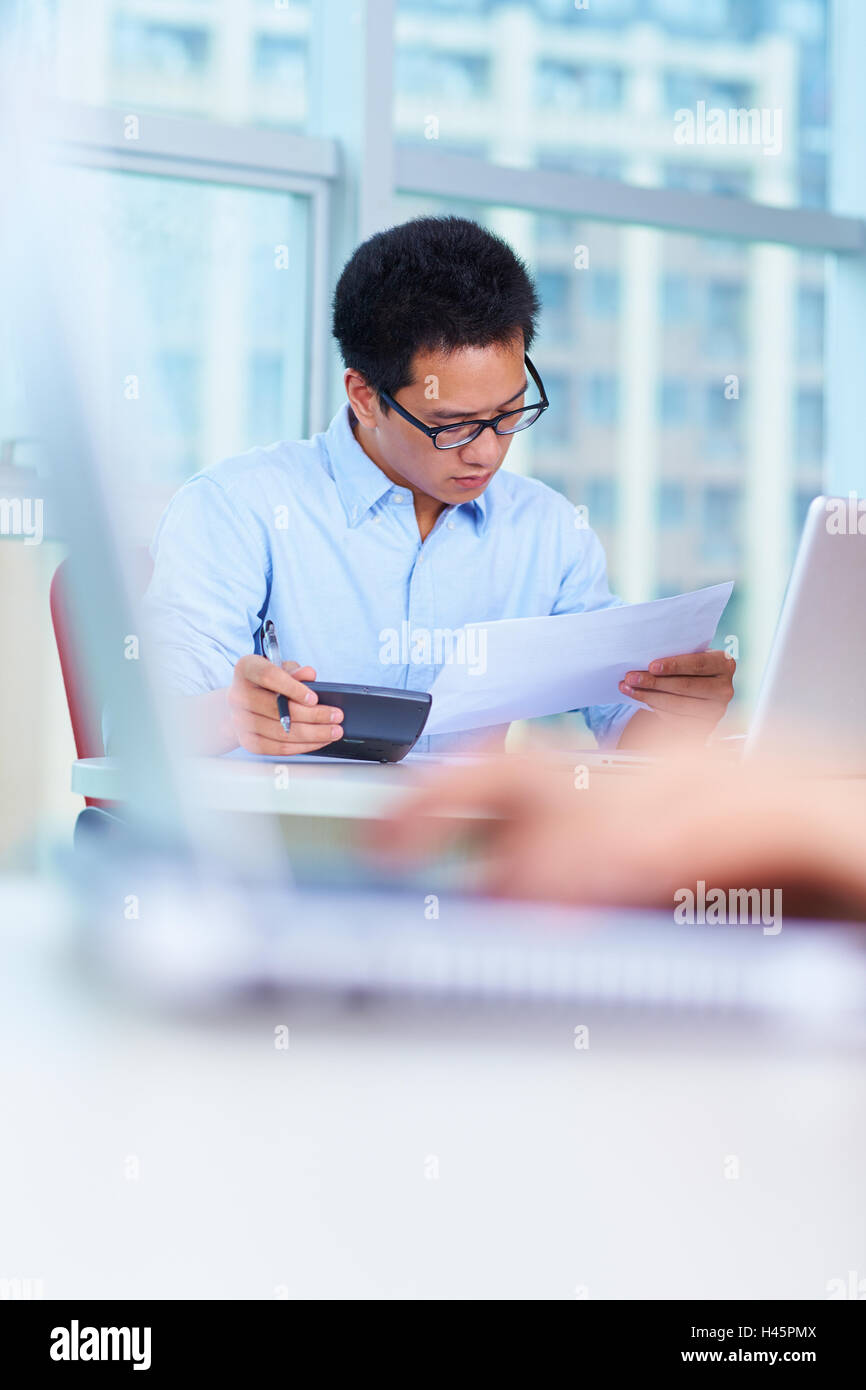 Young Asian business people working in the Office Stock Photo - Alamy