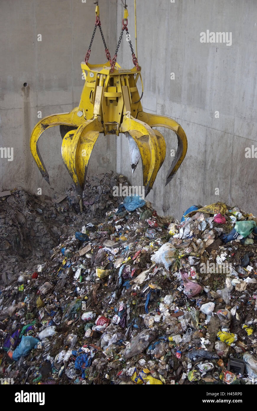 Garbage depot, claw arm Stock Photo - Alamy