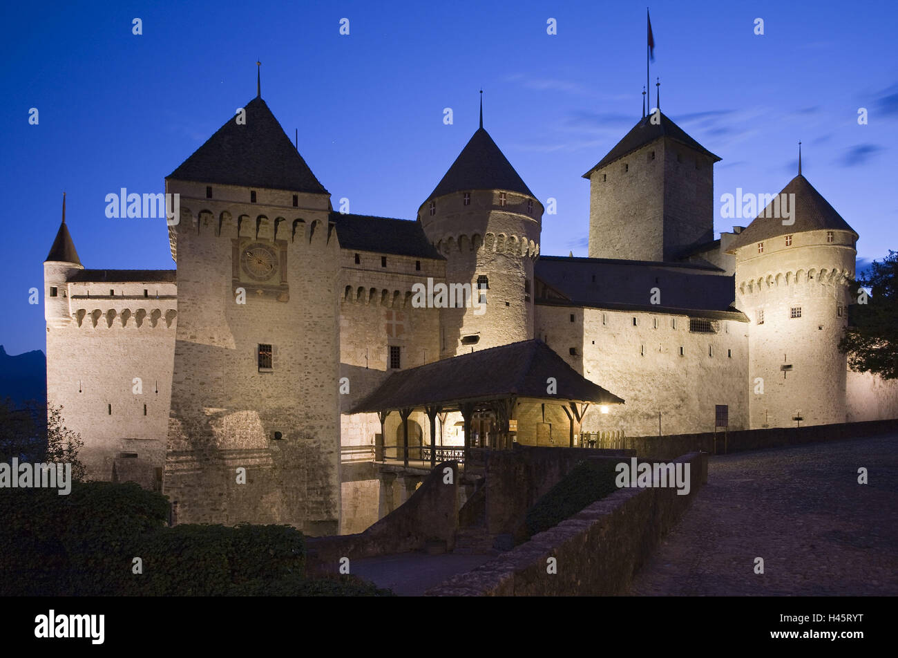 Switzerland, Vaud, Lake Geneva, castle Chillon, in the evening Stock ...