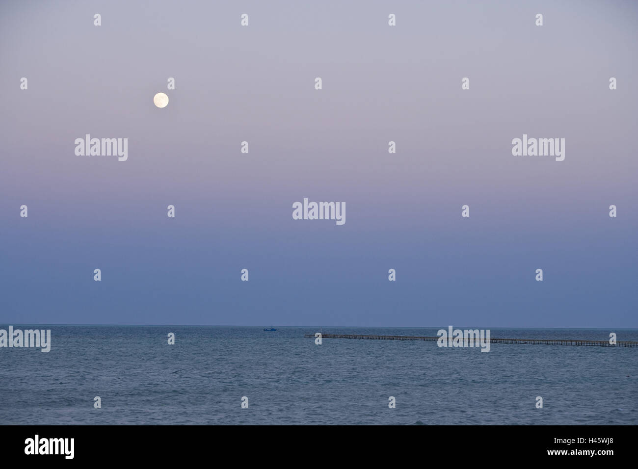 Sea, moon, horizon Stock Photo - Alamy
