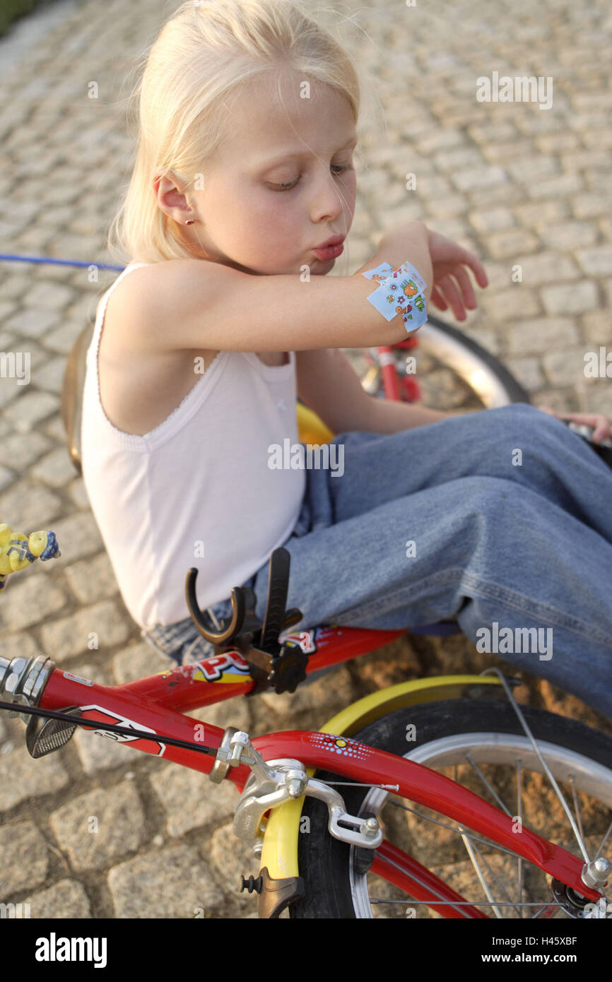 Child, girl, bicycle, fall, plaster, injury Stock Photo - Alamy