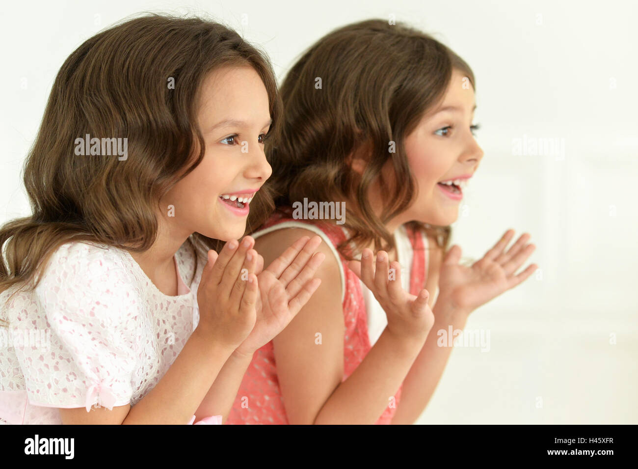 Children clapping hands hi-res stock photography and images - Alamy
