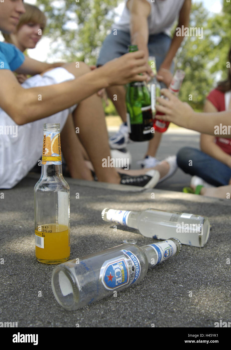 Boy girl teenagers drunk hi-res stock photography and images - Alamy