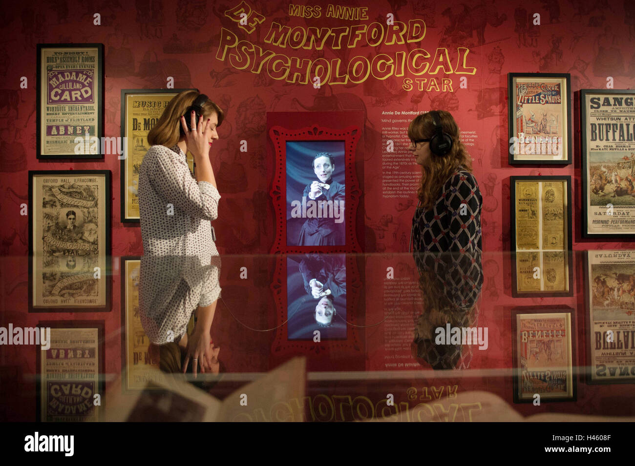 Victorian library hi-res stock photography and images - Alamy