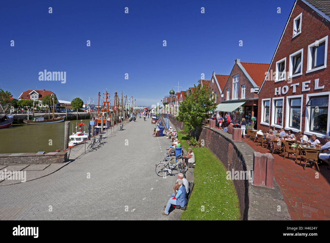 Harbour promenade Neuharlingersiel Stock Photo - Alamy