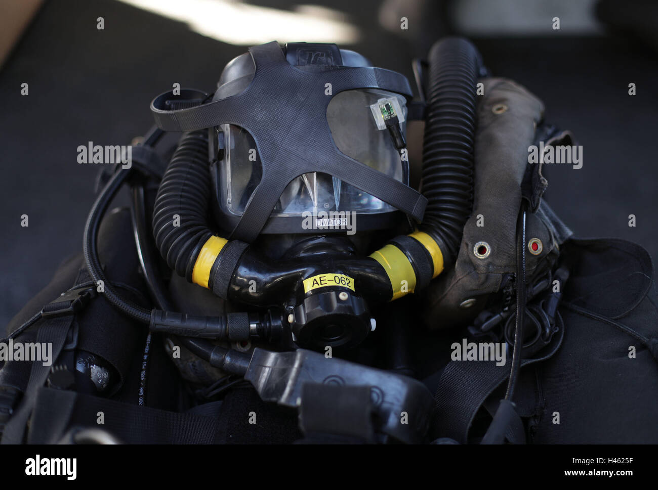 Embargoed until 1900 Thursday October 13 A diver's CDLSE mixed gas ...