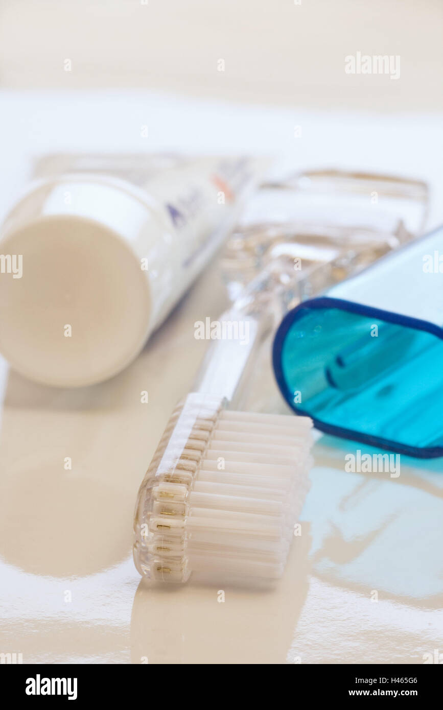 Rice toothbrush, openly, transparent-blue, toothpaste salpinx, medium ...