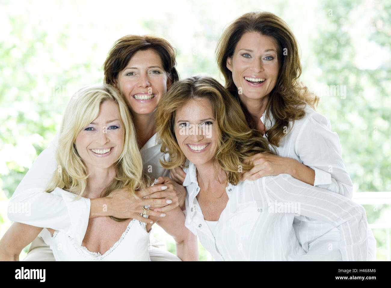Portrait four women smiling hi-res stock photography and images - Alamy