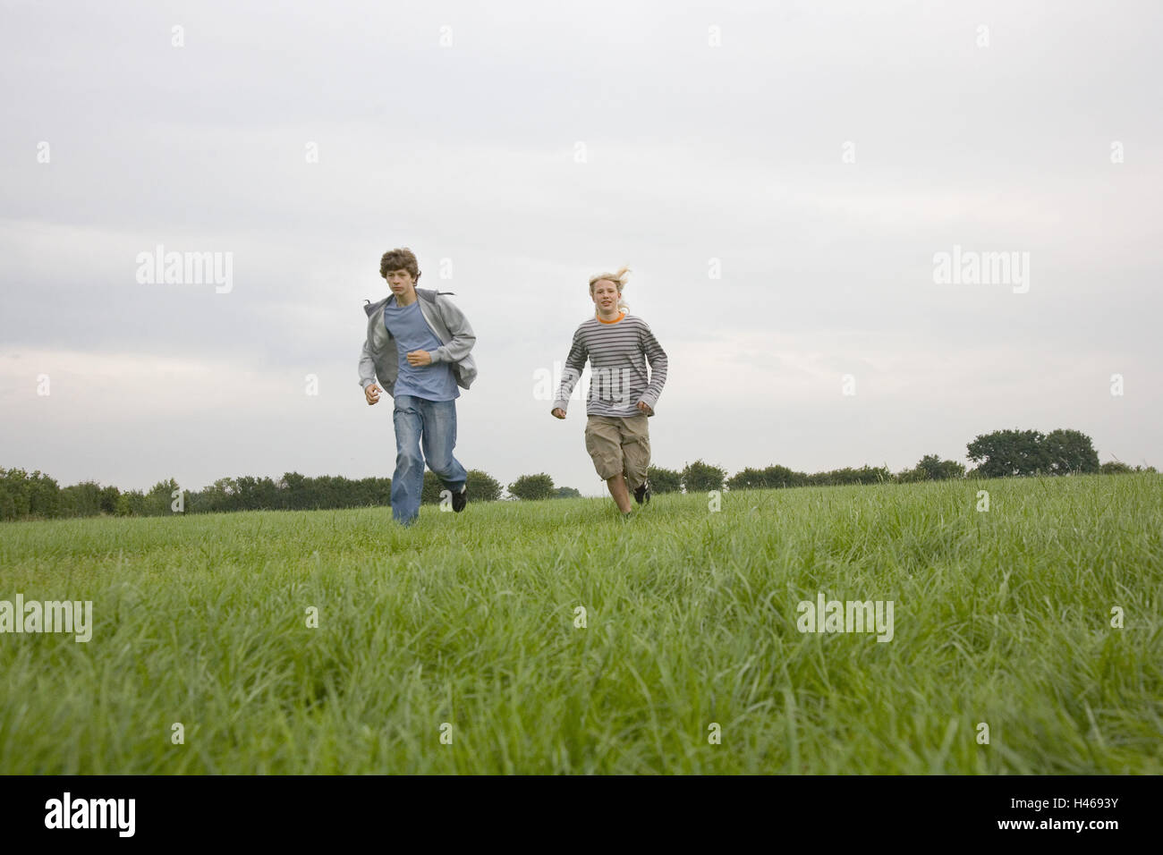 Boys run hi-res stock photography and images - Alamy