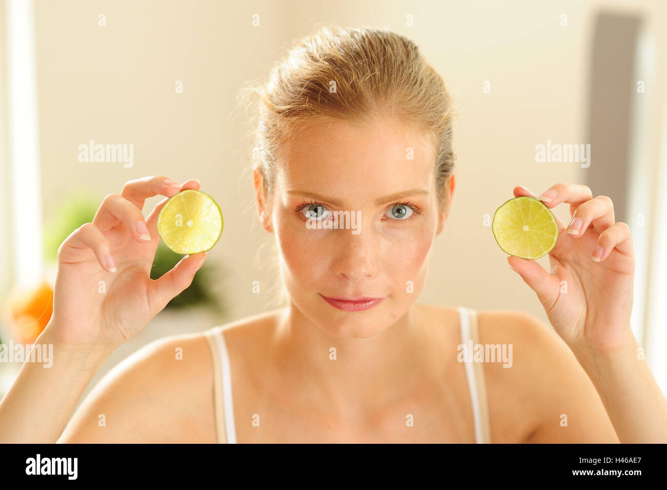 Young woman with slices of lemon in her hands Stock Photo - Alamy