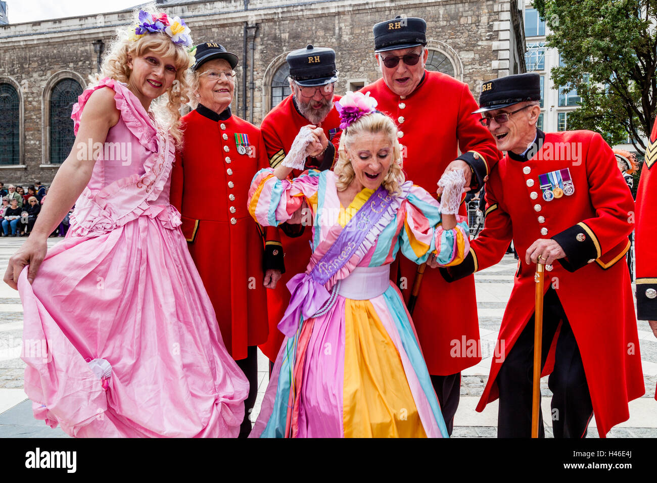 The Dancer Donna Maria With A Group Of Chelsea Pensioners At The Pearly ...