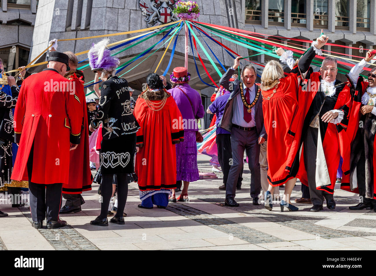 London Mayors Join In A Maypole Dance During The Pearly Kings and ...