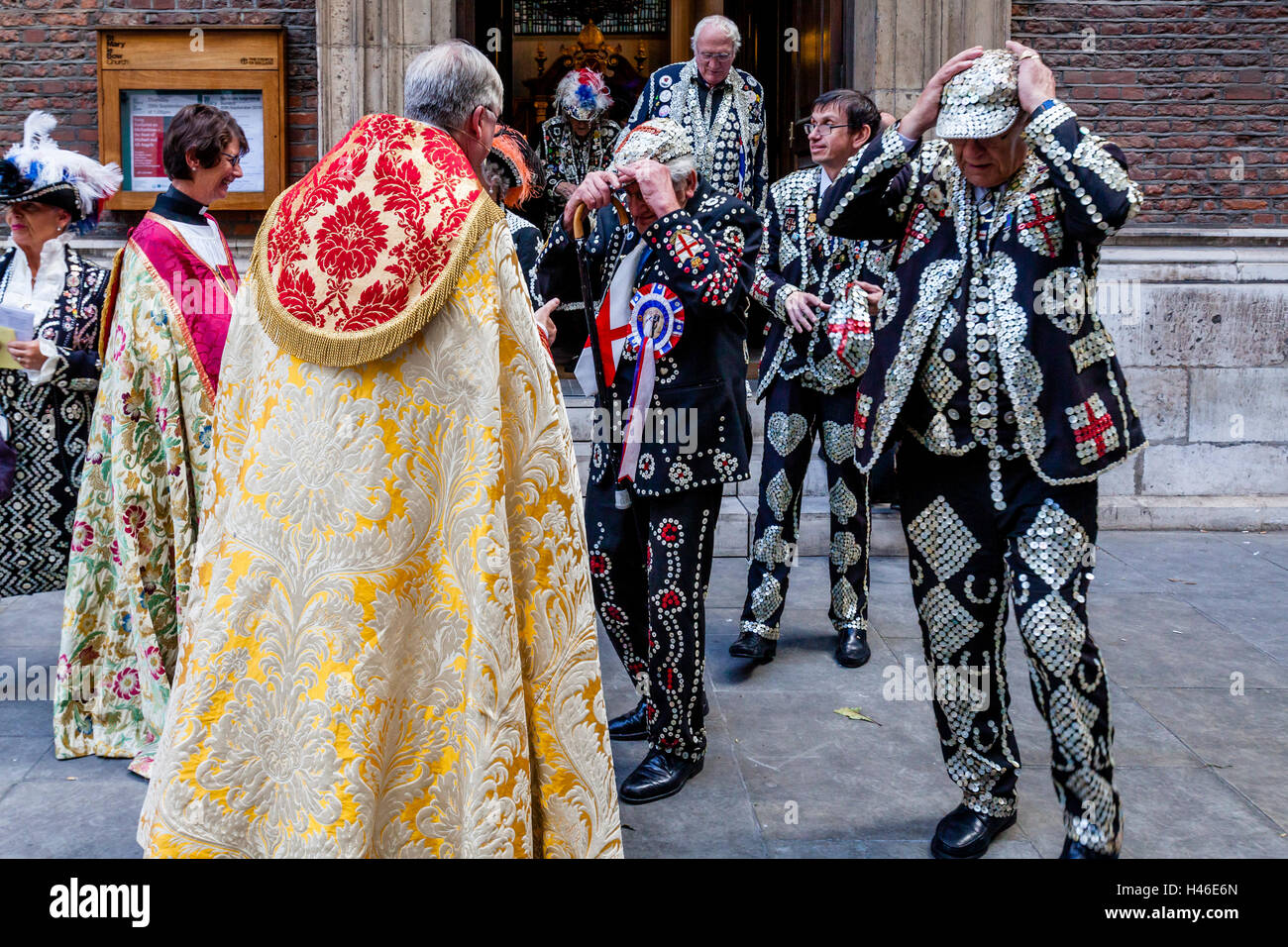 Traditional cockney costume hi-res stock photography and images - Alamy