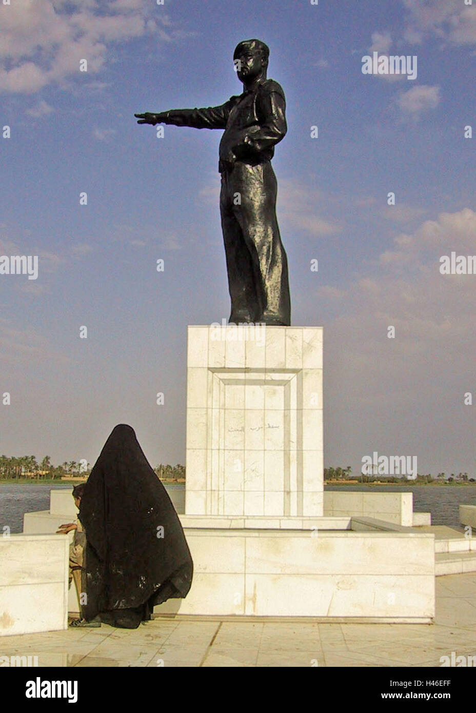 Saddam hussein statue hi-res stock photography and images - Alamy