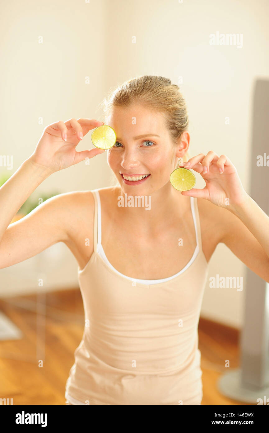 One lemon slice hi-res stock photography and images - Alamy