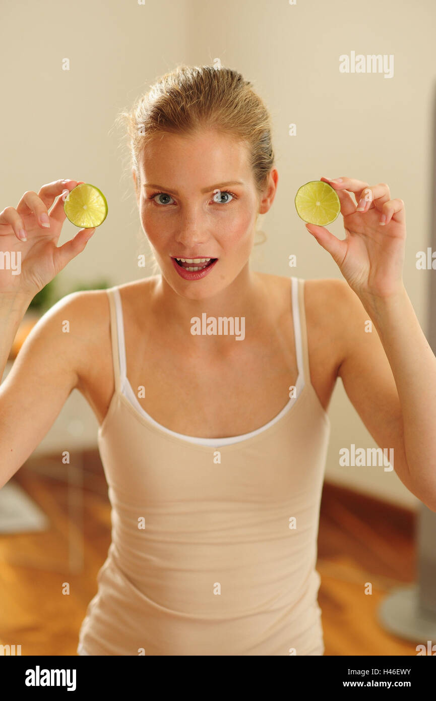 Young woman, lemon slices in the hands Stock Photo - Alamy