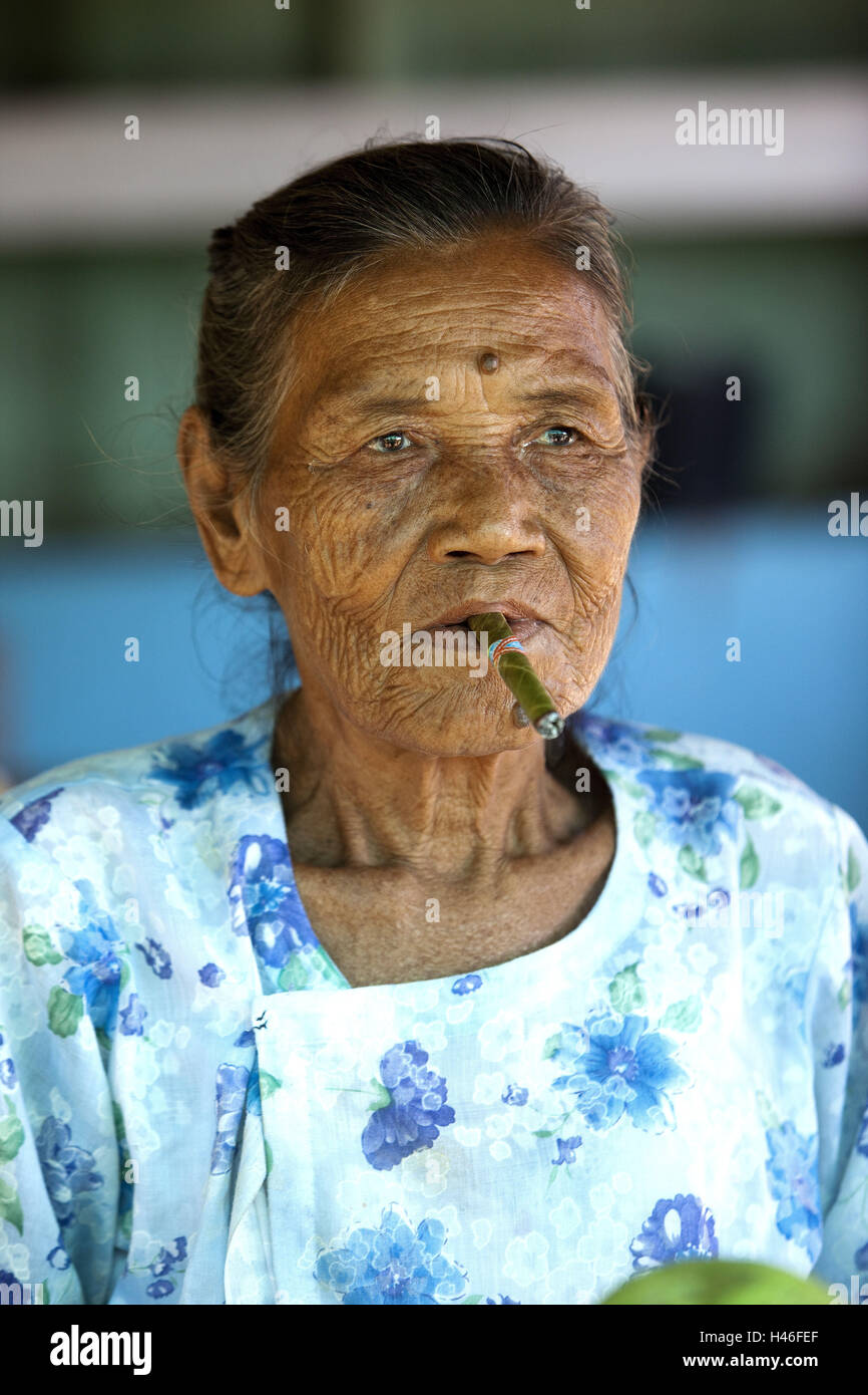 Myanmar, smoking Burmese Stock Photo - Alamy