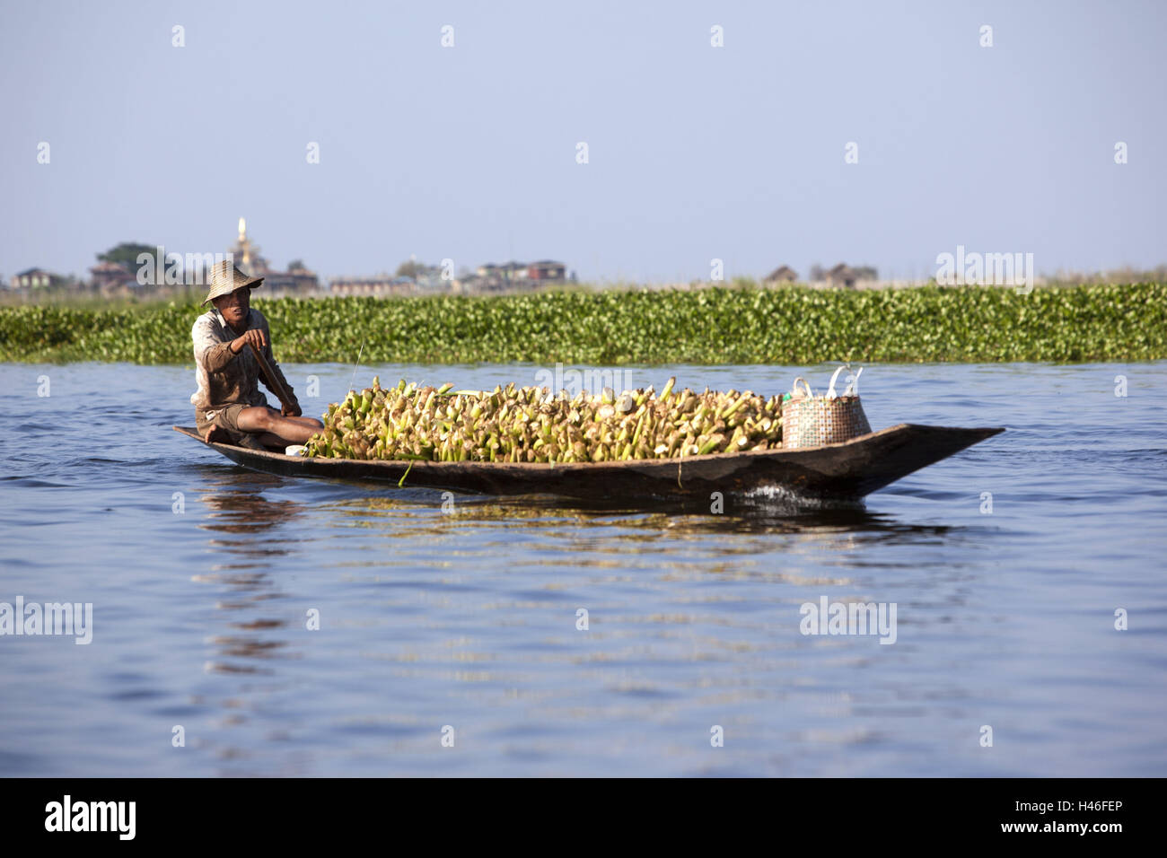 Myanmar, boot on the Inle lake Stock Photo - Alamy