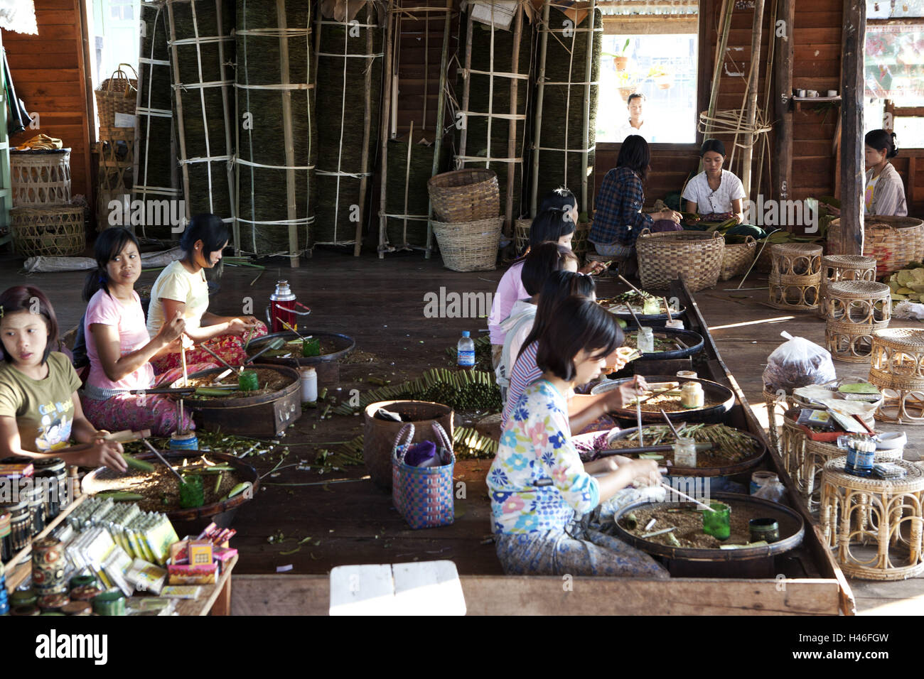 Cigar production hi-res stock photography and images - Alamy