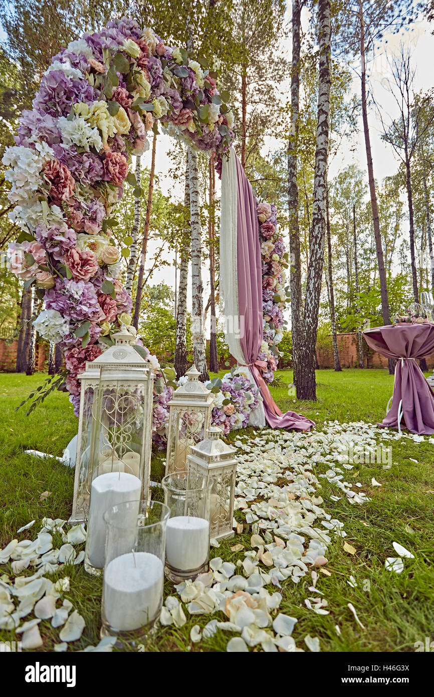 Beautiful wedding set up. ceremony place in the forest Stock Photo - Alamy